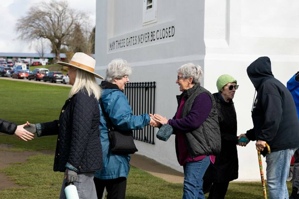 Peace Arch ‘Hands Across the Border’ memories spark quest for 1953 ...